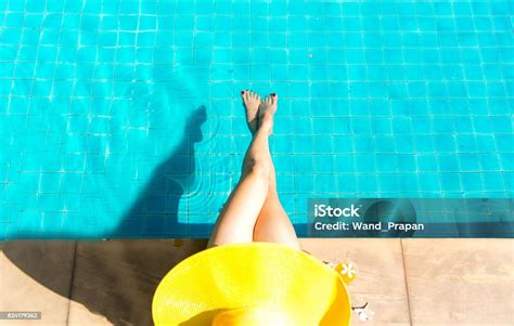 여성 라이프 스타일 럭셔리 수영장 일광욕 여름 날 호텔에서 비치 리조트 근처 편안한 여름 컨셉 해변에 대한 스톡 사진 및 기타