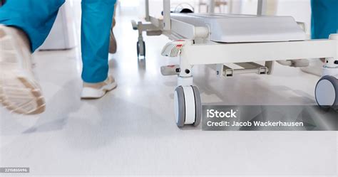 거니 다리 및 의료진은 응급 수술 또는 수술을 위해 병원에서 의사와 함께 합니다 환자나 피해자를 구하기 위해 복도에서 달리는 의료 전문가 팀과 함께 직원 서두르고 긴급함