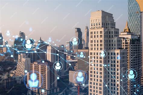 방콕 동남 아시아의 일몰 파노라마 도시 풍경 위에 소셜 미디어 아이콘의 홀로그램 사람 연결 및 경력 기회의 개념 다중 노출 프리미엄 사진