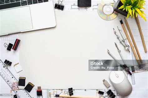 테이블에 건축 계획 연필과 통치자 노트북 및 작업장 액세서리 텍스트에 배치합니다 각도기에 대한 스톡 사진 및 기타 이미지 각도기 건축 건축가 Istock