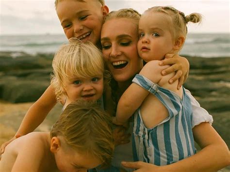 Una Madre Se Ducha Con Sus Hijos Para Enseñarles Biología Y Recibe Una