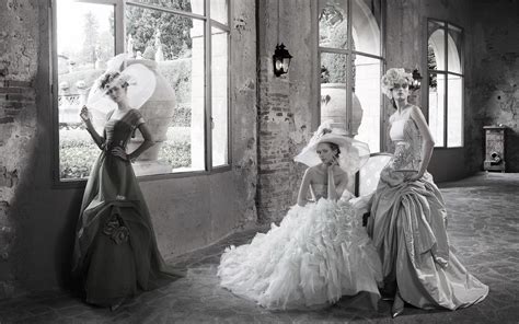 배경 화면 여자들 단색화 모델 창문 건물 뷰어를보고 버려진 벽돌 포도 수확 웨딩 드레스 결혼 소녀