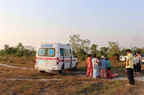 ស្ត្រី ម្នាក់សម្រាលកូន នៅ លើ វាលស្មៅពាក់ កណ្តាលផ្លូវ មុន ពេល ក្រុម គ្រូពេទ្យ មក ដល់ ខណៈឈឺពោះ