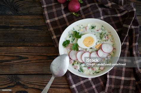 허브 케피어 야채 수프와 접시에 제공되는 전통 러시아 식 차가운 오로슈카 수프 감자 요리에 대한 스톡 사진 및 기타 이미지