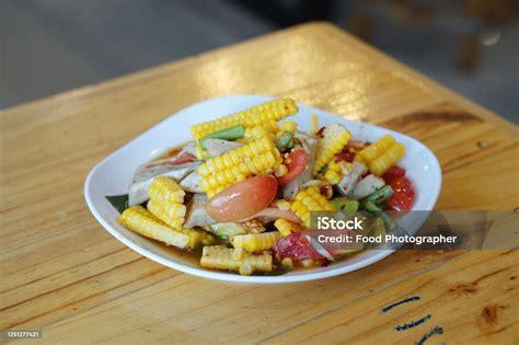 태국 매운 옥수수 샐러드와 베트남 돼지 고기 소시지 전통 태국 음식 조리법 0명에 대한 스톡 사진 및 기타 이미지 0명 건강한 생활방식 그릇 Istock