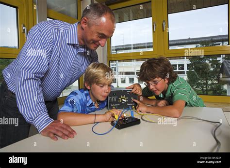 School Classrooms Instruction Physics Teachers Students Interest