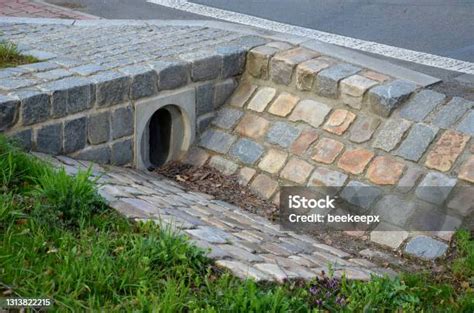 도로의 도랑을 통과하는 하수도 다리 돌 포장의 주변 콘크리트 구멍 잔디 경사면 0명에 대한 스톡 사진 및 기타 이미지 0명 건설 산업 고속도로 Istock