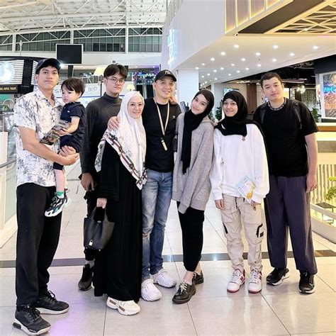5 Potret Lyra Virna Akhirnya Foto Bareng Sang Keponakan Zee JKT48, Disebut Seperti Kakak Adik ...
