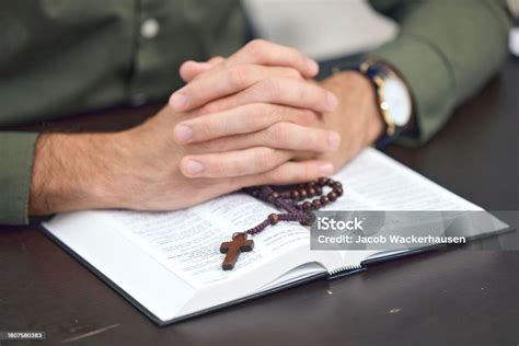 성경 십자가와 손 종교로 기도하는 사람 하나님을 신뢰하는 신앙과 감사 십자가 묵주 구슬 기독교 거룩한 책 기도 믿음 예배가 있는 영적 및 예수 25 29세에 대한 스톡 사진