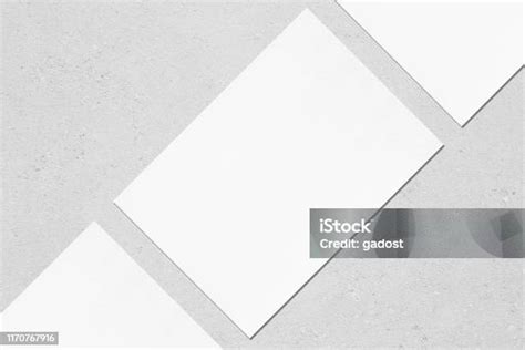 회색 콘크리트 배경에 대각선으로 누워있는 세 개의 빈 흰색 사각형 포스터 모형클로즈업 명함에 대한 스톡 사진 및 기타 이미지 명함 인공적인 0명 Istock