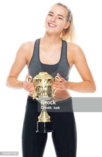 백인 여성 스판덱스를 입고 트로피를 들고 흰색 배경 앞에서 운동 여자에 대한 스톡 사진 및 기타 이미지 여자 트로피 한 명의 여자만 Istock