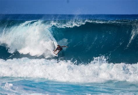10 Best Waves And Surf Spots In Hawaii