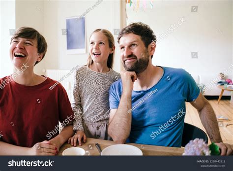 Im Genes De Familia En Casa Viendo Tv Im Genes Fotos Y Vectores De Stock Shutterstock