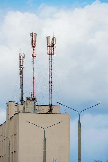 Новые gsm-антенны на крыше жилого дома в городе для передачи сигнала 5g ...
