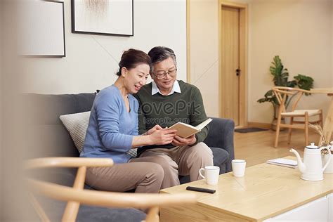 소파에 함께 책을 읽는 노인 부부 사진 무료 다운로드 Lovepik