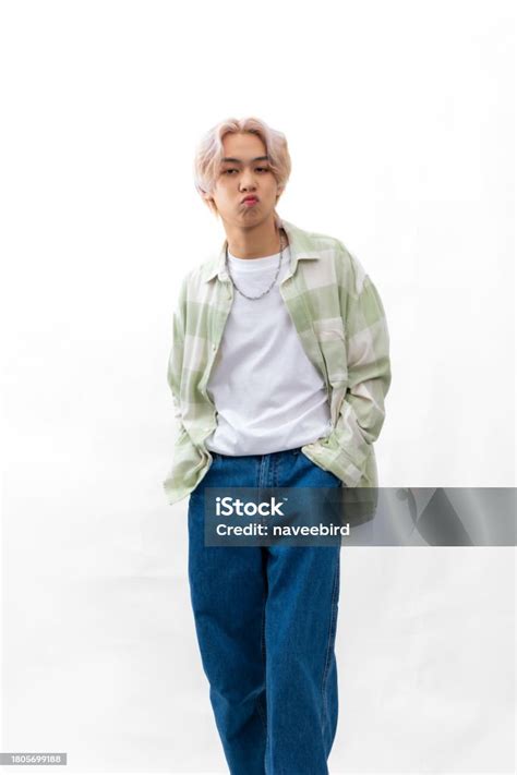 녹색 긴팔 셔츠 빈 템플릿 티셔츠 흰색 티셔츠를 입은 아시아 남자입니다 패션 의류 및 화장품 젊은 남성 모델 금발 머리 흰색 배경에 고립 16 17 살에 대한 스톡 사진 및