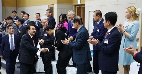 부산시민의 꿈과 도전 격려 간담회 입장하는 윤석열 대통령