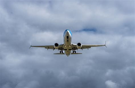 낮 동안 흐린 배경으로 공중에서 파란색과 흰색 여객기의 낮은 각도 0명에 대한 스톡 사진 및 기타 이미지 0명 관광 구름 Istock