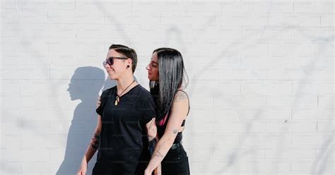 나란히 서서 웃고 있는 남자와 여자 사진 Unsplash의 부부 이미지