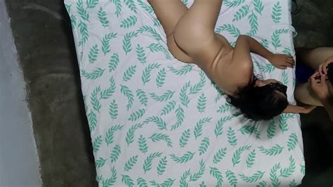 يوم ممطر وكنت حارًا ومثيرًا للرغبة في ممارسة الجنس ليس من الصعب أن