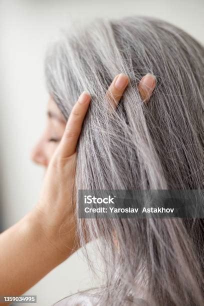 회색 배경에 Paled 긴 머리 아시아 성숙한 여자의 감정적 인 초상화 노인에 대한 스톡 사진 및 기타 이미지 노인 성년