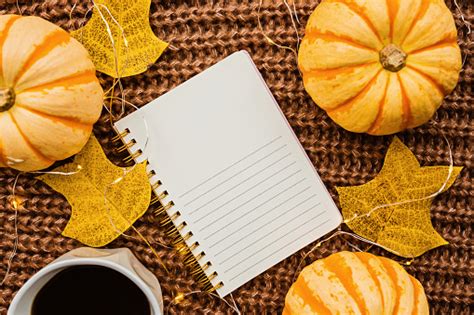 호박 노트북 커피 한 잔 갈색 니트 스웨터에 쓰러진 잎으로 만든 가을 프레임 가을 할로윈과 추수 감사절 개념 맨 위 보기입니다 텍스트의 빈 공간 10월에 대한 스톡 사진 및