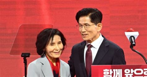 부인 설난영 여사 소개하는 김문수 대선후보