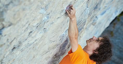 남성 암벽 등반가 암벽 등반가가 암벽 위로 올라갑니다 한 손으로 매달려 쉬고 있는 남자 손에 초점 맞추기 사진 Unsplash의 성인 이미지