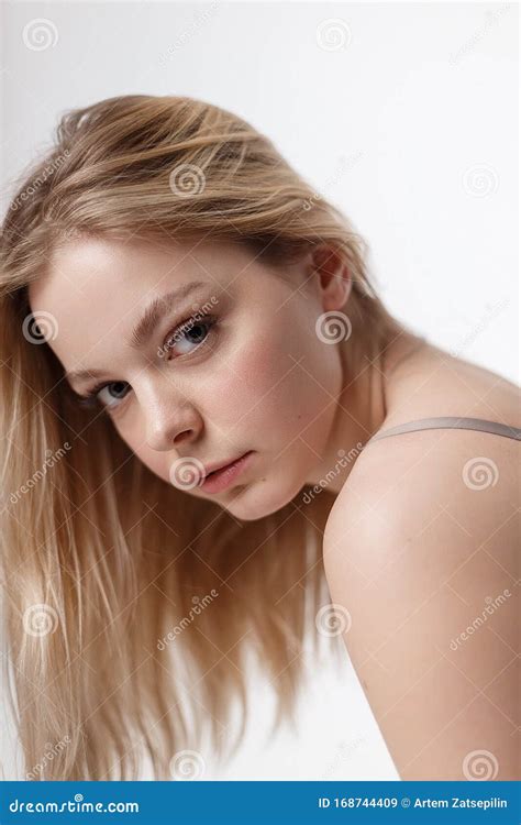Красивая девушка с обнаженными плечами кавказская глядя на камеру Портрет конец вверх Стоковое