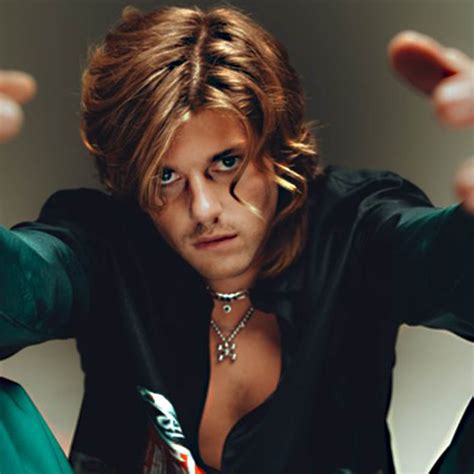 Ruel Rilis Single Terbaru Kiss Me Di Bawah Naungan Giant Music