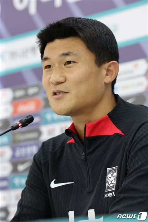 인터뷰하는 김민재 네이트 스포츠