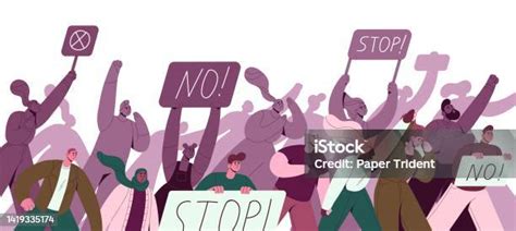 거리 시위에 항의하는 사람들이 몰려든다 추상적 인 배너 폭동에 대한 플래 카드 혁명 피켓을 가진 정치 활동가 그룹 흰색 배경에
