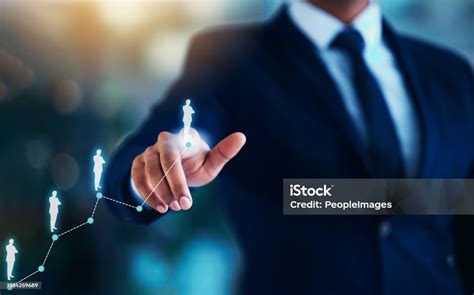 사무실에 홀로 서서 개발을 보여주는 인식 할 수없는 사업가의 자른 샷 20 24세에 대한 스톡 사진 및 기타 이미지 20 24세 개념 개발 Istock