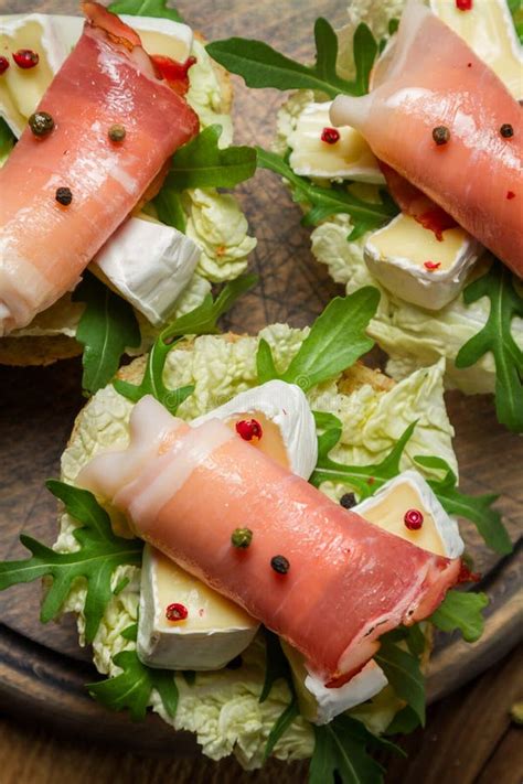 Två Färska Smörgåsar Gjorda Med Parmaskinka Och Brieost Fotografering För Bildbyråer Bild Av