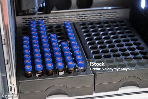 파란색 캡이 달린 유리 바이알은 자동 샘플러가 있는 Hplc 시스템의 랙에 있습니다 화학 또는 임상 실험실에서 화합물의 분리 과학 및 연구 작업 의약품 개발 0명에 대한