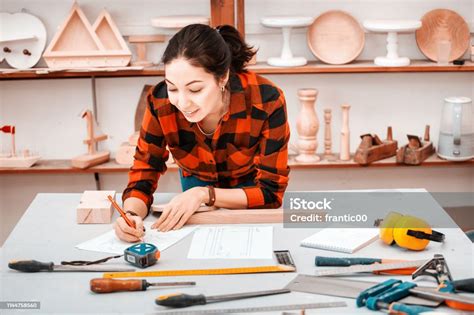 청사진을 가진 목공 워크샵에서 일 하는 행복 한 아시아 여자 3차원 형태에 대한 스톡 사진 및 기타 이미지 3차원 형태 Diy 가정 생활 Istock