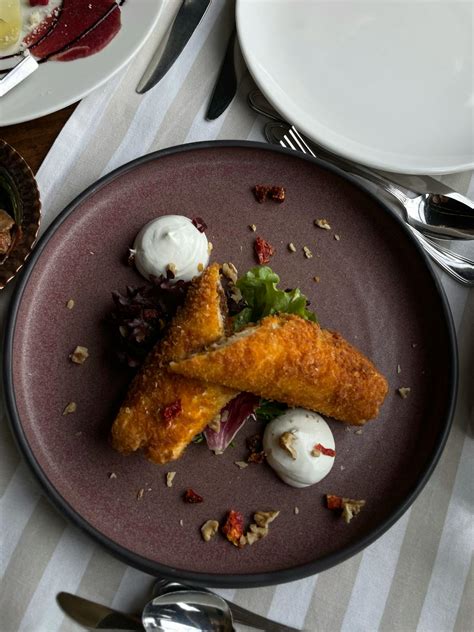 Flavorful 고명 레스토랑 레스토랑 식사 레이드 테이블 맛의 페어링 맛있는 먹음직스러운 미식 요리 미식가 바삭바삭한 바삭바삭한 질감 샐러드 반찬