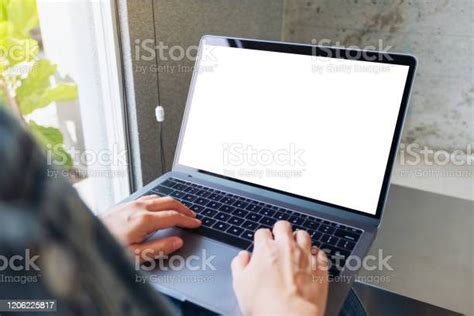 빈 흰색 바탕 화면으로 랩톱 컴퓨터에서 사용하고 입력하는 여성 개념에 대한 스톡 사진 및 기타 이미지 개념 공란 노트북