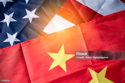 수입및 수출품의 세금 장벽을 높이기 위해 갈등하는 미국과 중국 간의 관세 무역전쟁에 태양광을 들고 있는 미국 국기와 중국 국기 정부 및 비즈니스 가격에 대한 스톡 사진 및