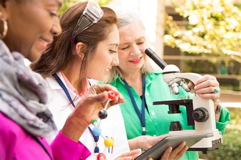 줄기 테마 야외 물 프로젝트에서 작업 하는 여성 과학자와 함께 Stem 주제에 대한 스톡 사진 및 기타 이미지 Stem 주제