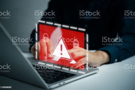 사업가 프로그래머 삼각형 주의 경고 표시가 있는 랩톱 컴퓨터를 사용하는 개발자 컴퓨터 네트워크 사이버 보안 취약점에 대한 시스템