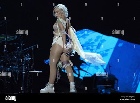 Doja Cat Performing On Stage During The Global Citizen Live In Paris