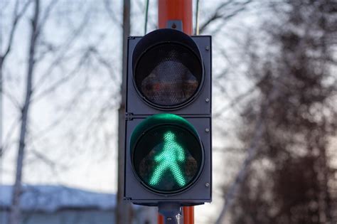 Luz verde em um semáforo de pedestres travessia segura da via por pedestres Foto Premium