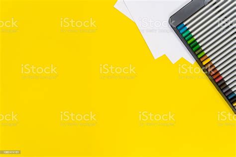 카피 스페이스 또는 텍스트 평면 누워 노란색 동향 배경에 다채로운 고정 학교 용품 0명에 대한 스톡 사진 및 기타 이미지 0명 가위 개인 장식품 Istock