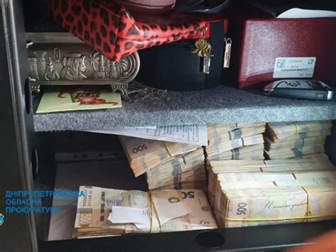 Мера Апостолового та 15 посадовців підозрюють у привласненні коштів тергромад Перший Криворізький