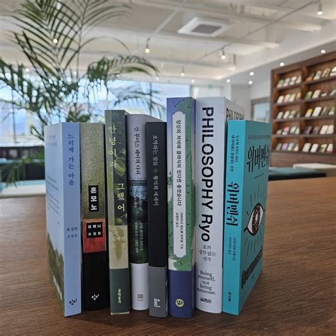 가든라이브러리 📚 해 질 무렵 가든라이브러리에는 새 책들이 도착했습니다 햇살이 스르르 책등을 타고 내려오고 창 너머 노을은 천천히 하루를 닫아주네요 이 순간