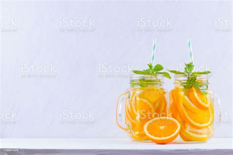 흰색 배경에 과일이 주입 된 물 머그잔 흰색 바탕에 민트와 혼합 과일의 맛 있는 상쾌한 음료 메이슨 항아리에 아이스 여름 음료 Minimalism 0명에 대한 스톡 사진 및