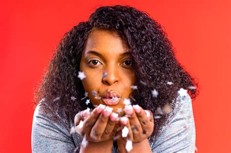 붉은 스튜디오 새해 또는 크리스마스 꿈에 손바닥에서 빛나는 별을 불고 아프리카 계 미국인 여자 바람에 대한 스톡 사진 및 기타