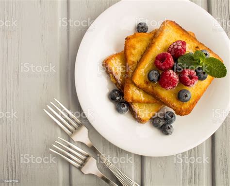 회색 나무 배경의 흰색 접시에 열매와 꿀이있는 프렌치 토스트 맨 위 보기입니다 공간을 복사합니다 0명에 대한 스톡 사진 및 기타