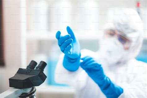 의학 실험실 바이러스 질병 유행성 독감 클리닉 또는 병원의 건강 안전 위생을 위한 보호 유니폼에서 일하기 위해 장갑과